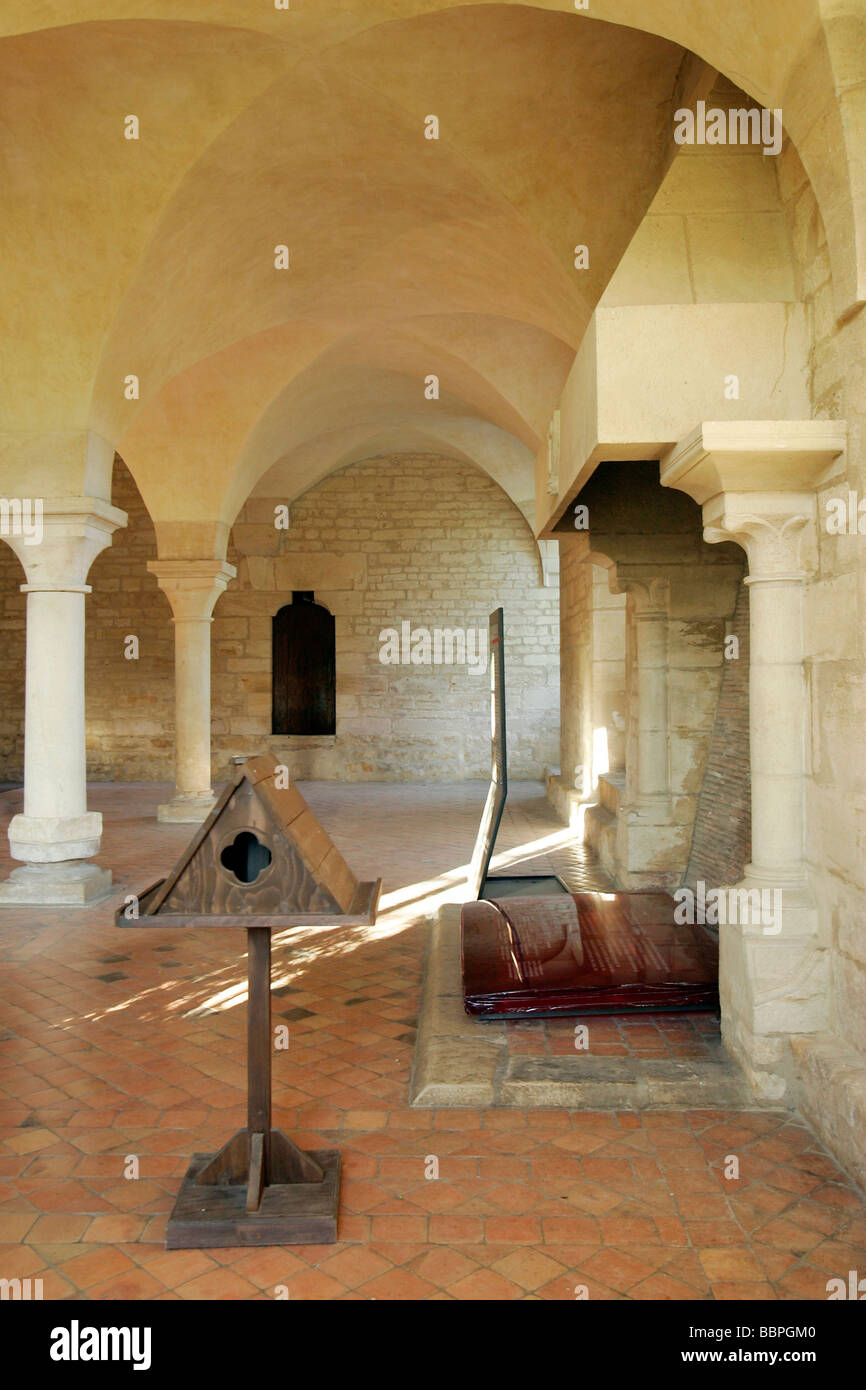 THE MONKS REFECTORY, INTERIOR, NOIRLAC ABBEY, CHER (18), FRANCE Stock ...