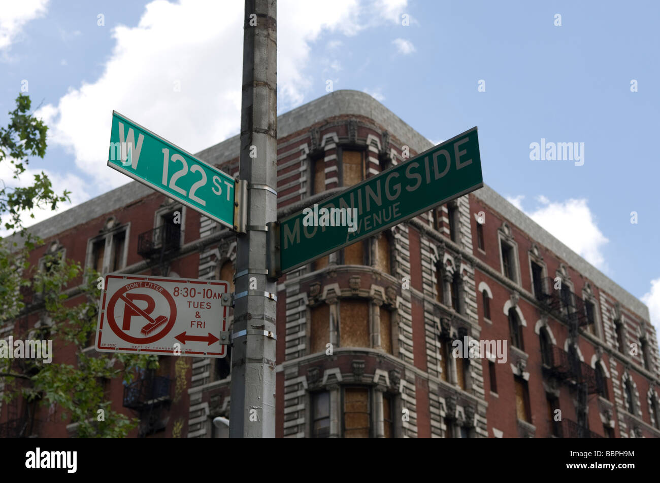 Harlem street sign hi-res stock photography and images - Alamy