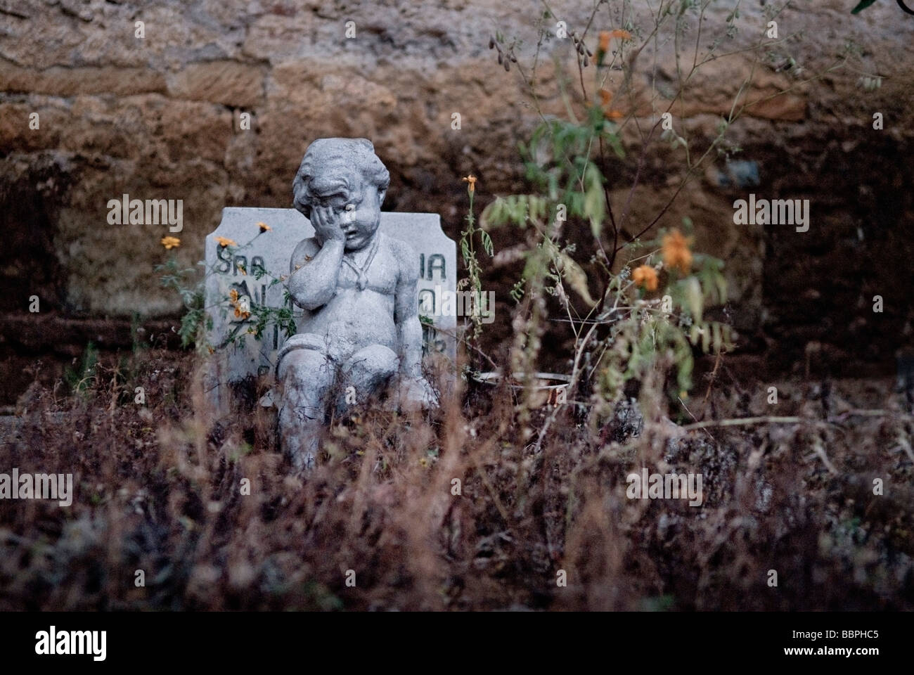 Mexico;Lone gravestone with cherub statue Stock Photo - Alamy