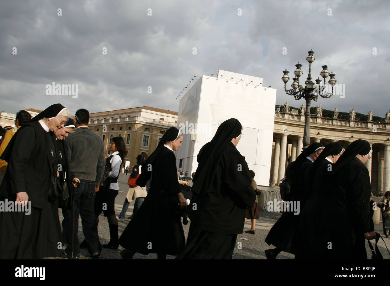 Group of nuns standing in square in rome hi-res stock photography and ...