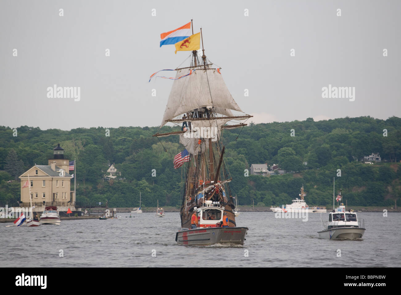 Henry hudson ship half moon hi-res stock photography and images - Alamy