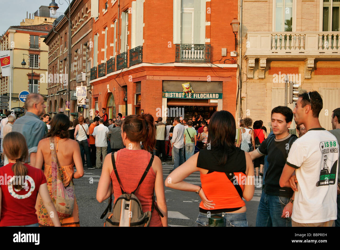 STREET AMBIANCE NEAR THE PONT NEUF BRIDGE, RUE DE METZ, TOULOUSE, HAUTE ...