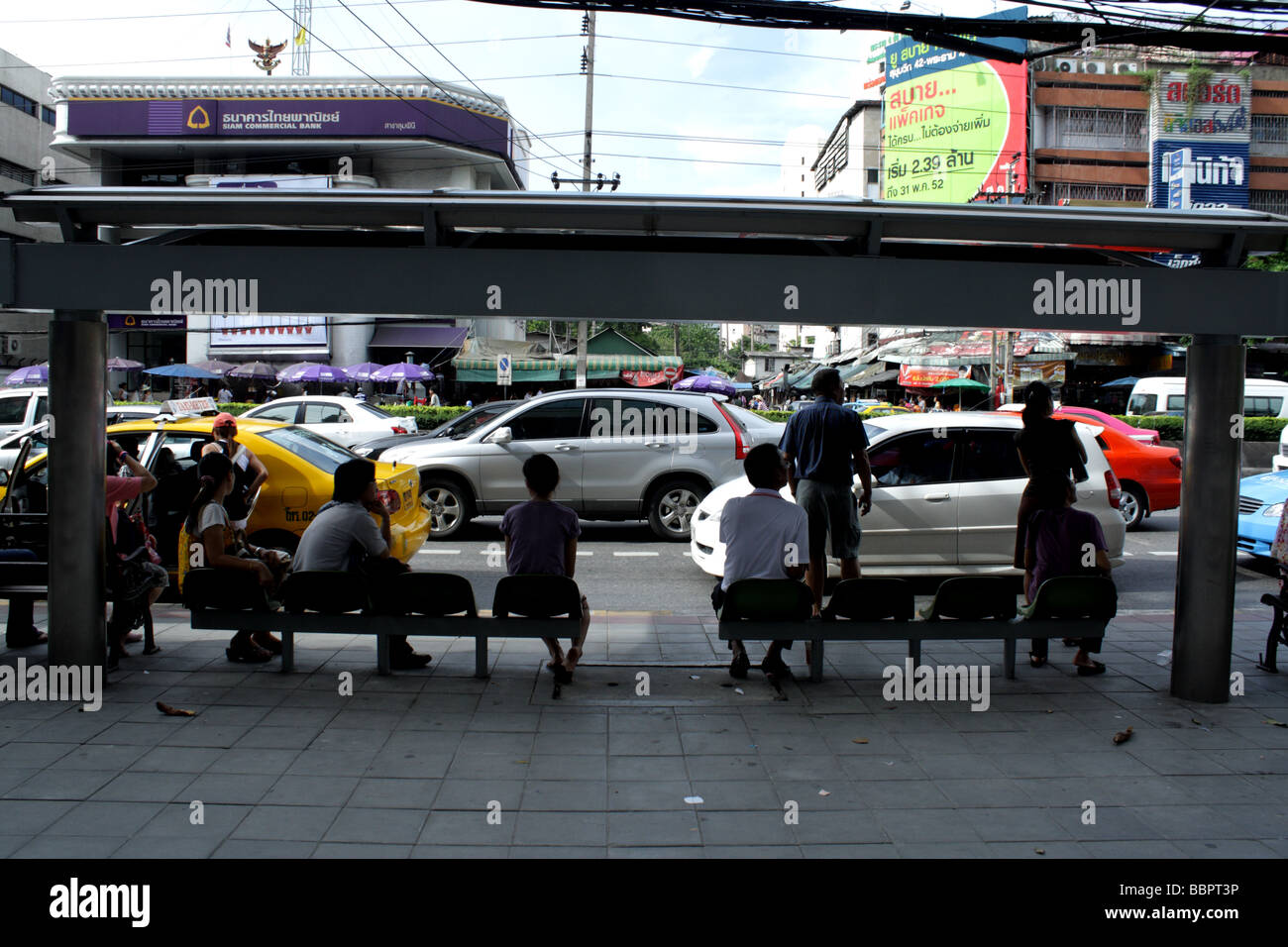 People waiting at bus stop Stock Photo - Alamy