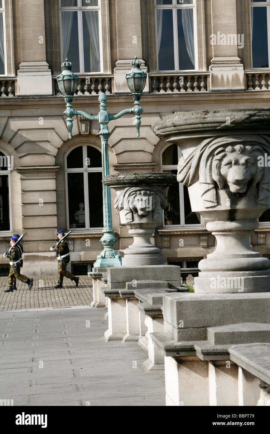CHANGING OF THE GUARD, ROYAL PALACE, BRUSSELS, BELGIUM Stock Photo - Alamy
