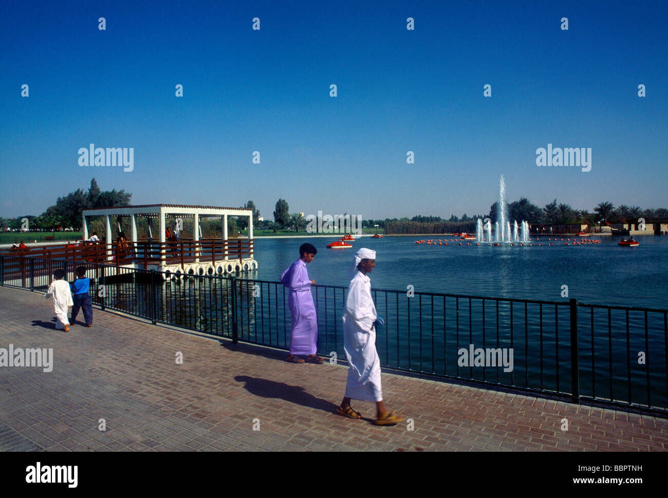 Dubai fountain children hi-res stock photography and images - Alamy