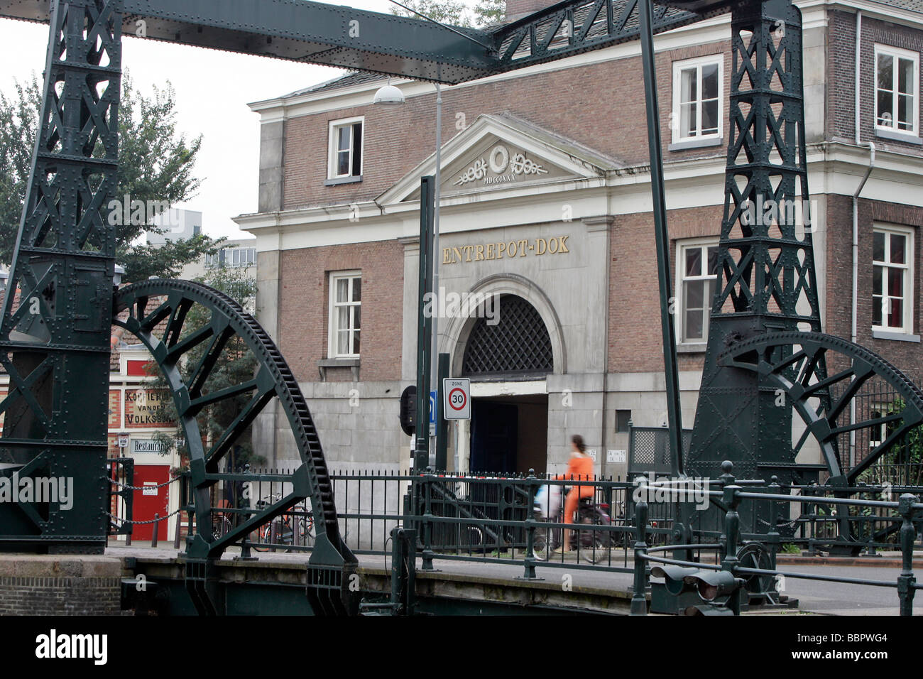 LOCK BY THE BUILDINGS OF THE ENTREPOTDOK, AMSTERDAM, NETHERLANDS Stock ...