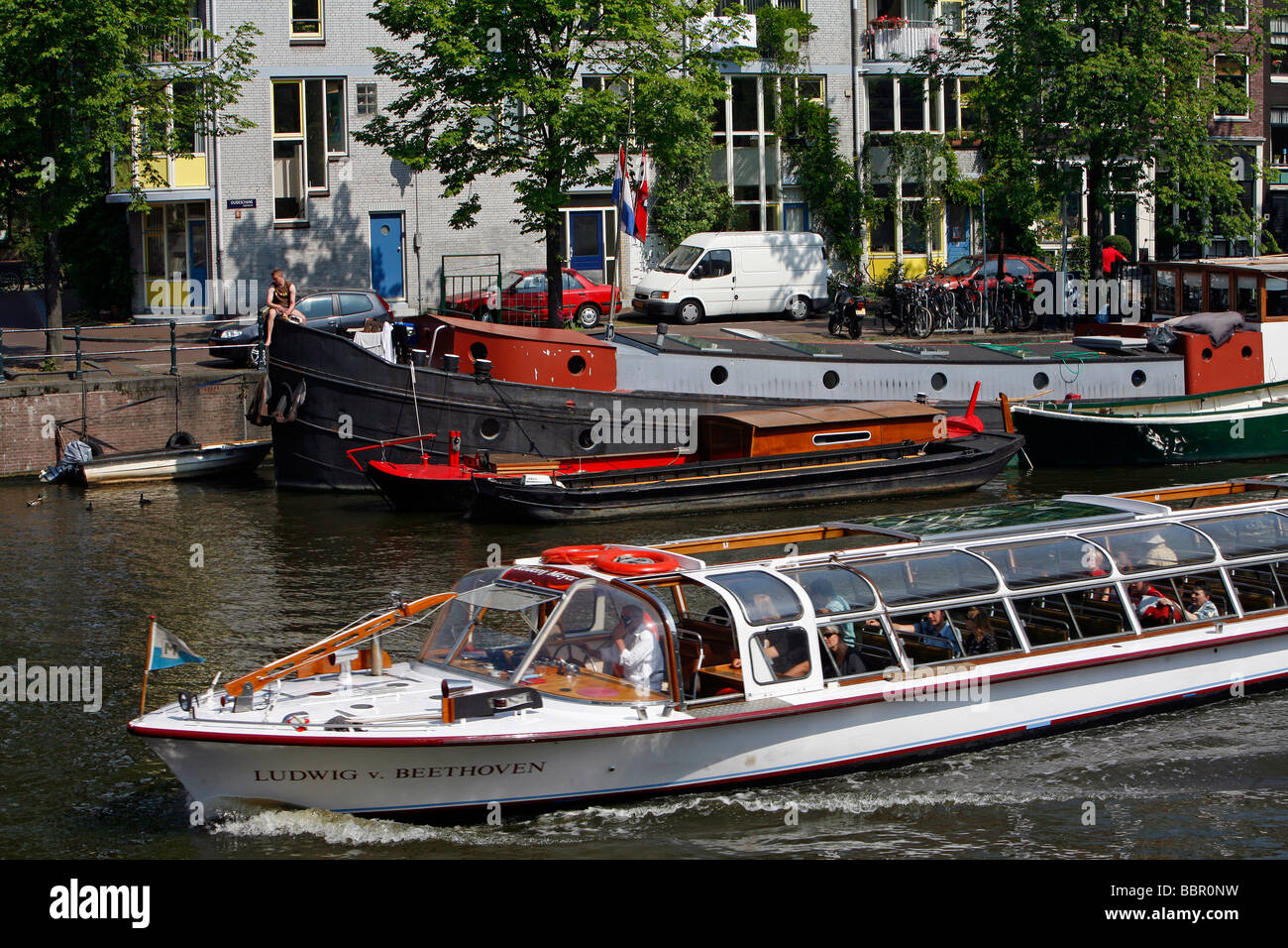 SIGHTSEEING BOAT ON A CANAL, BUILDING FACADES Stock Photo - Alamy