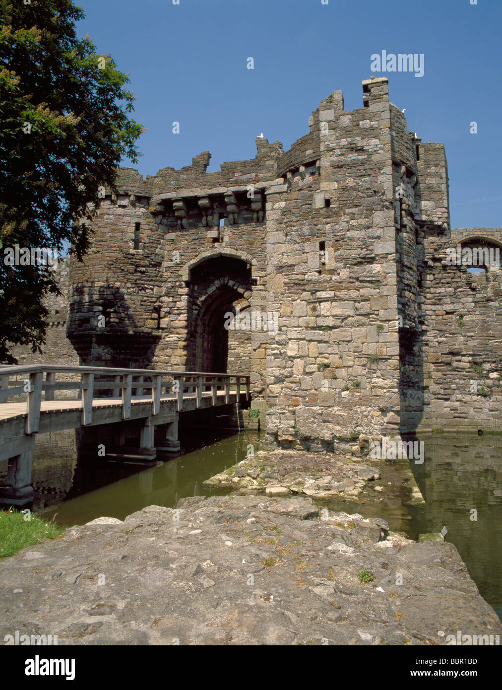 Ruined welsh castle and gatehouse hi-res stock photography and images ...