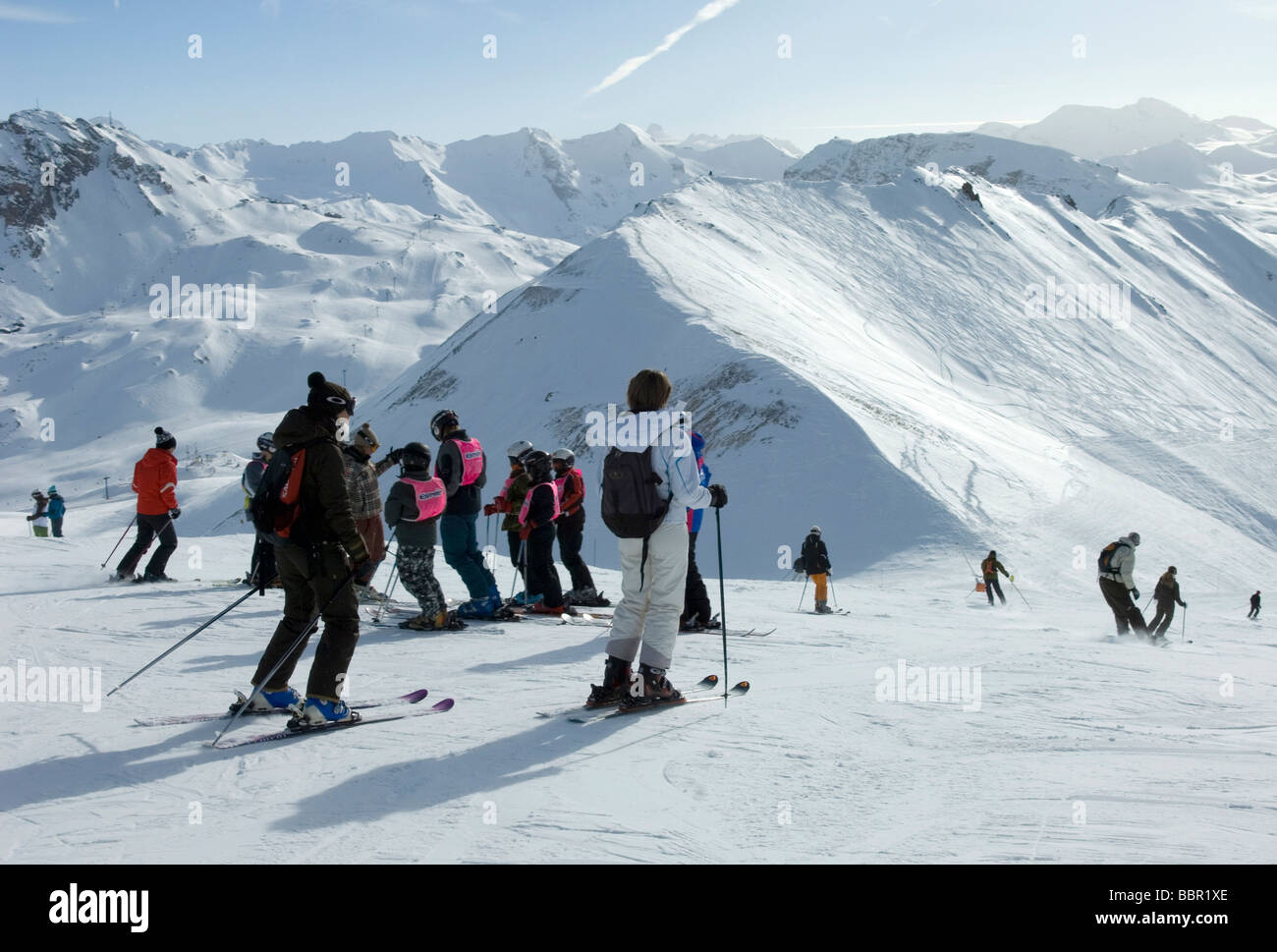 Groups of skiers hi-res stock photography and images - Alamy