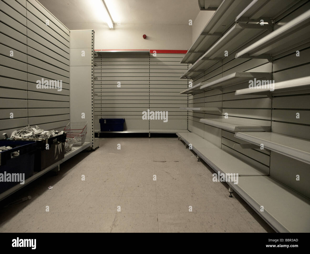 Empty store hi-res stock photography and images - Alamy