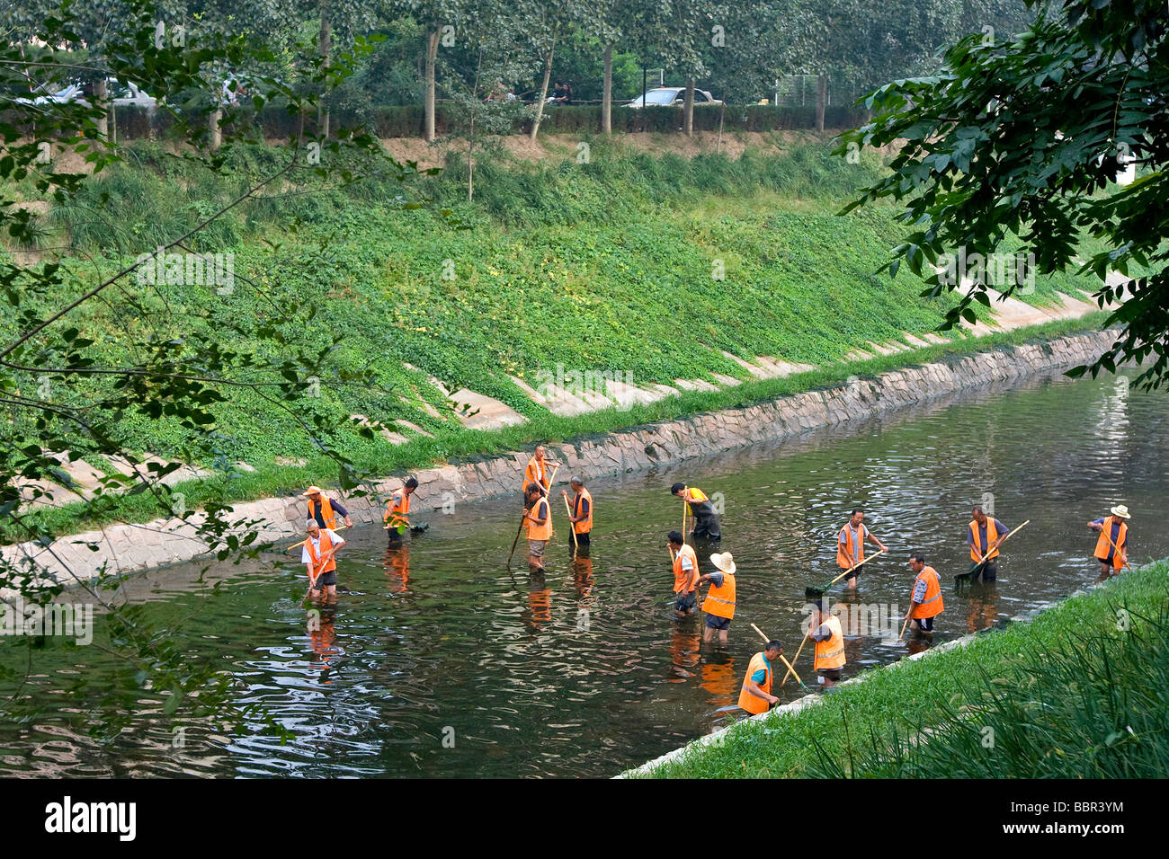 CLEANING A POLLUTED STREAM IN THE CITY OF PEKING, BEIJING, CHINA Stock ...