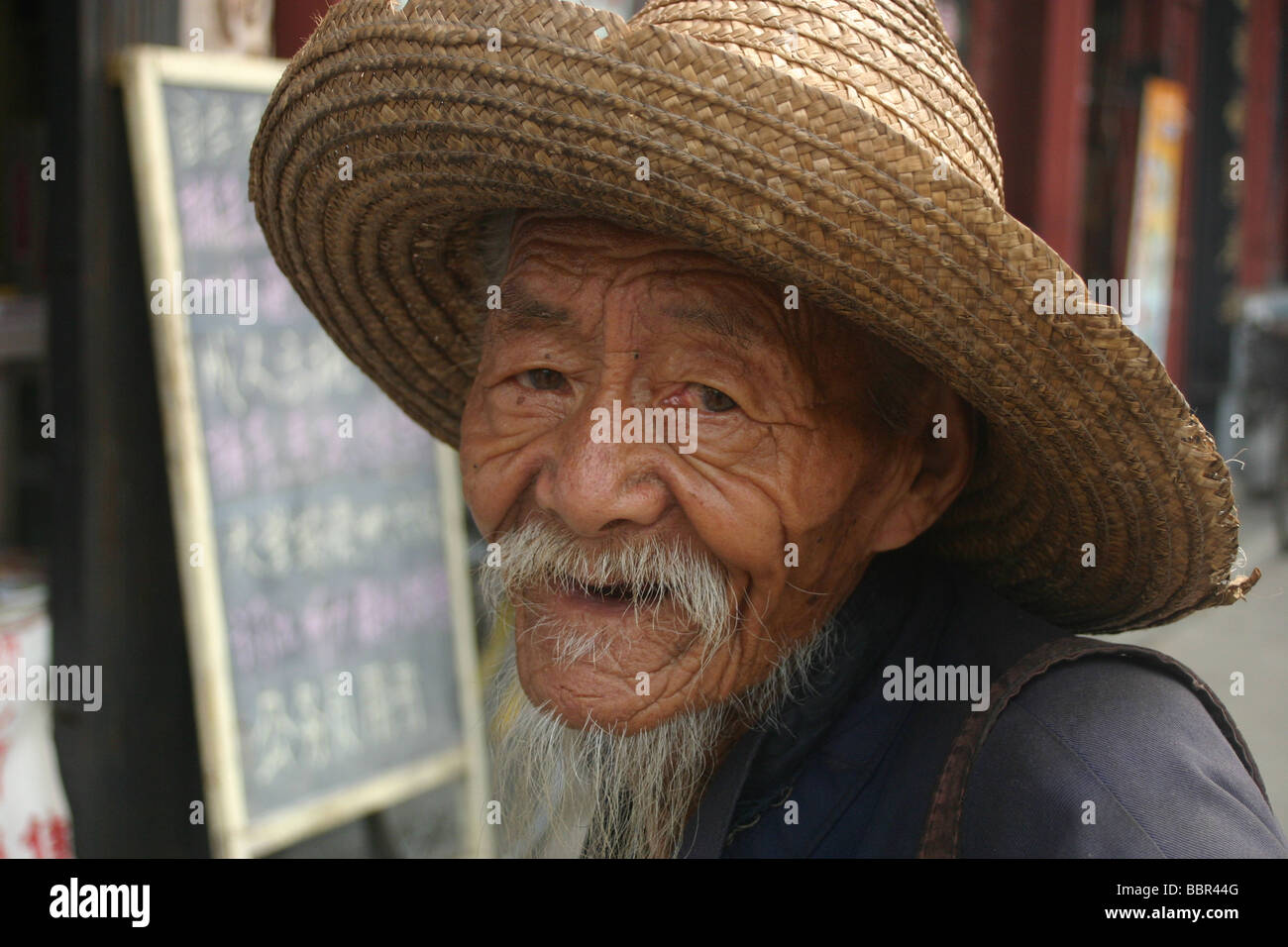 Chinese beggar hi-res stock photography and images - Alamy