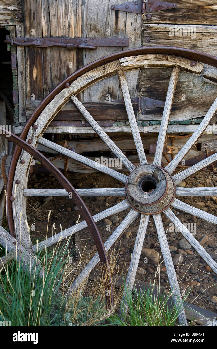 An old western wagon wheel up against an historical building Stock ...