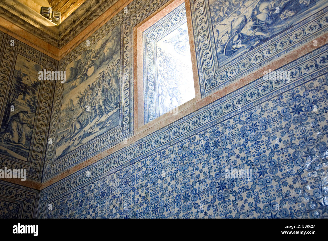 Azulejo tile portugal paint hi-res stock photography and images - Alamy