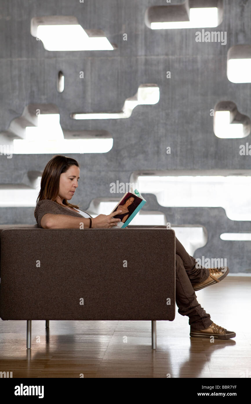 girl reading in library Stock Photo - Alamy