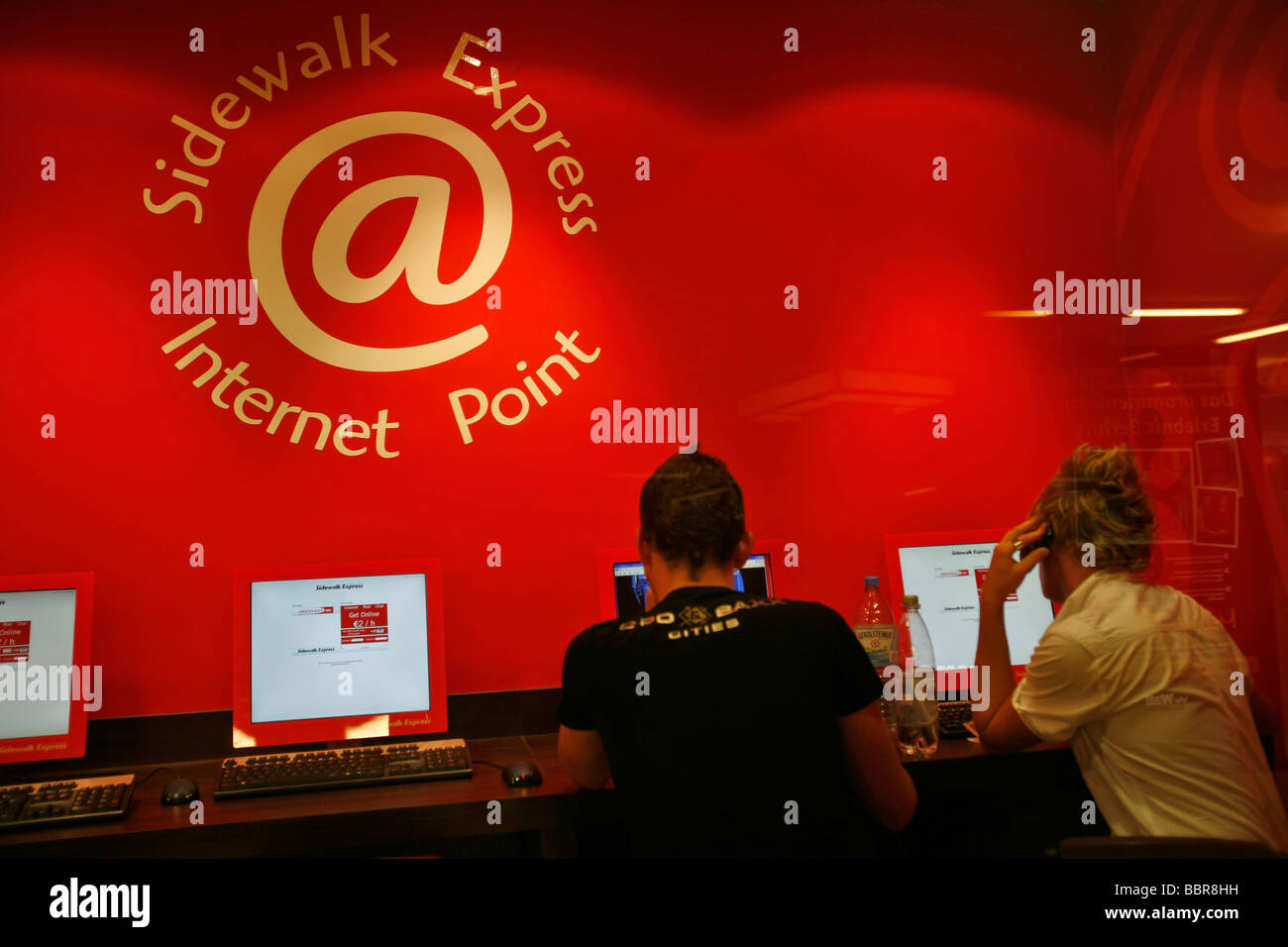 Cybercafe hi-res stock photography and images - Alamy