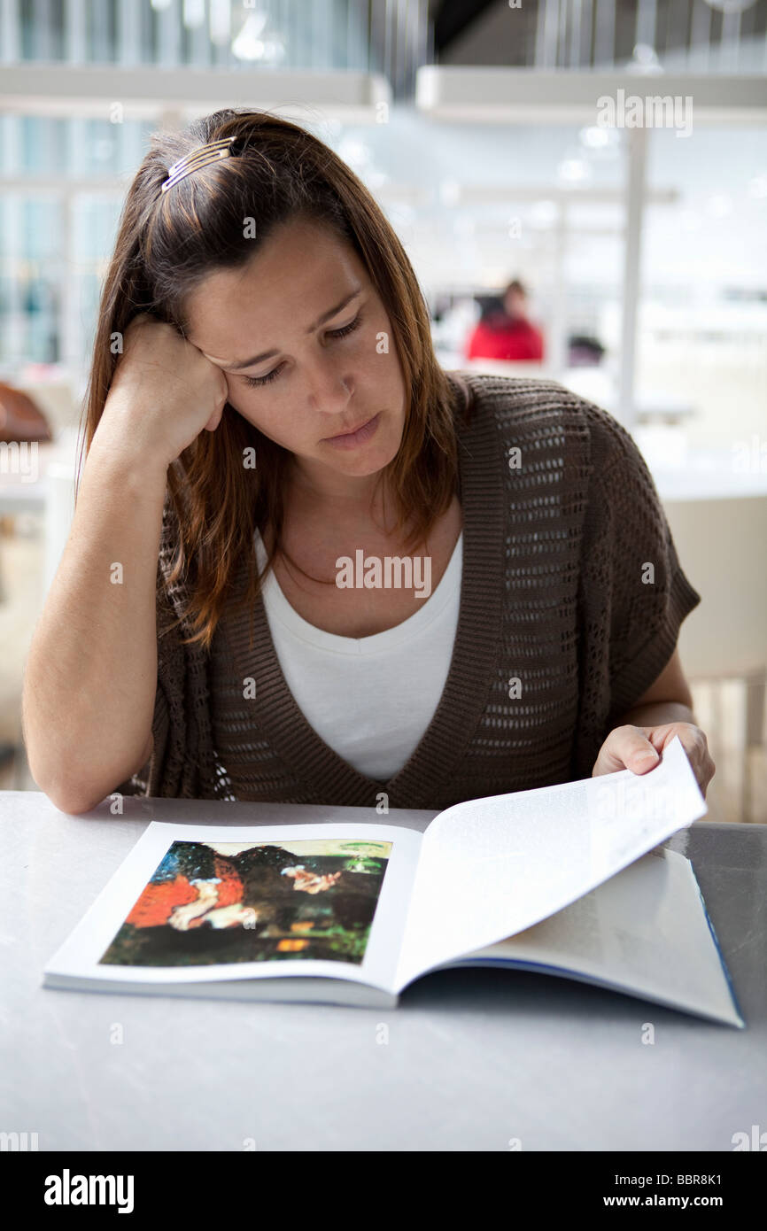 girl reading in library Stock Photo - Alamy