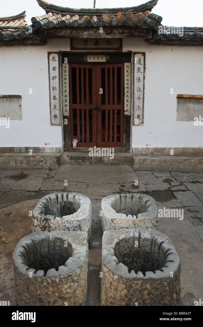 Ancient wells hi-res stock photography and images - Alamy