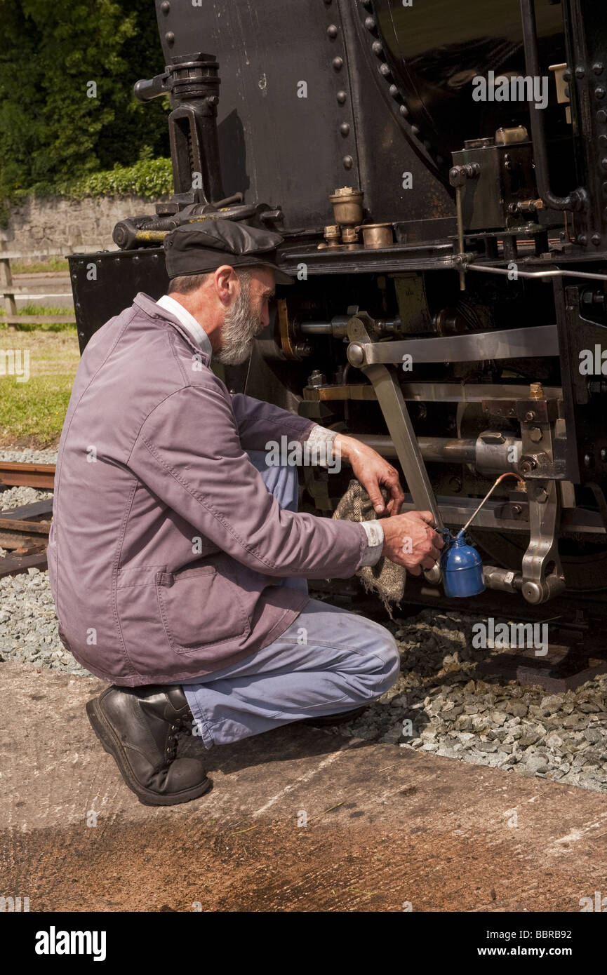 Steam Engine driver oils "Earl" Narrow Gauge steam engine at Welspool ...