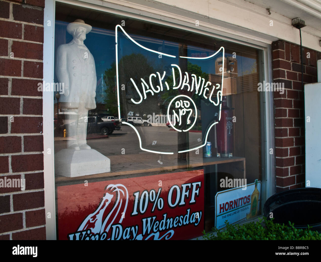Liquor store window hi-res stock photography and images - Alamy
