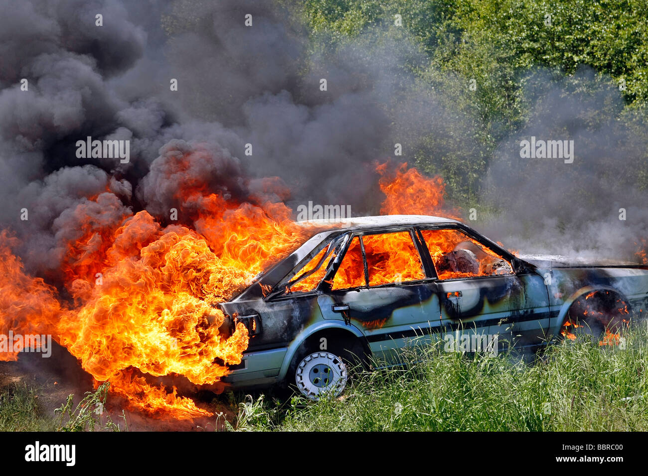 CAR FIRE IN THE COUNTRYSIDE, VEHICLE IN FLAMES WITH POLLUTING SMOKE ...
