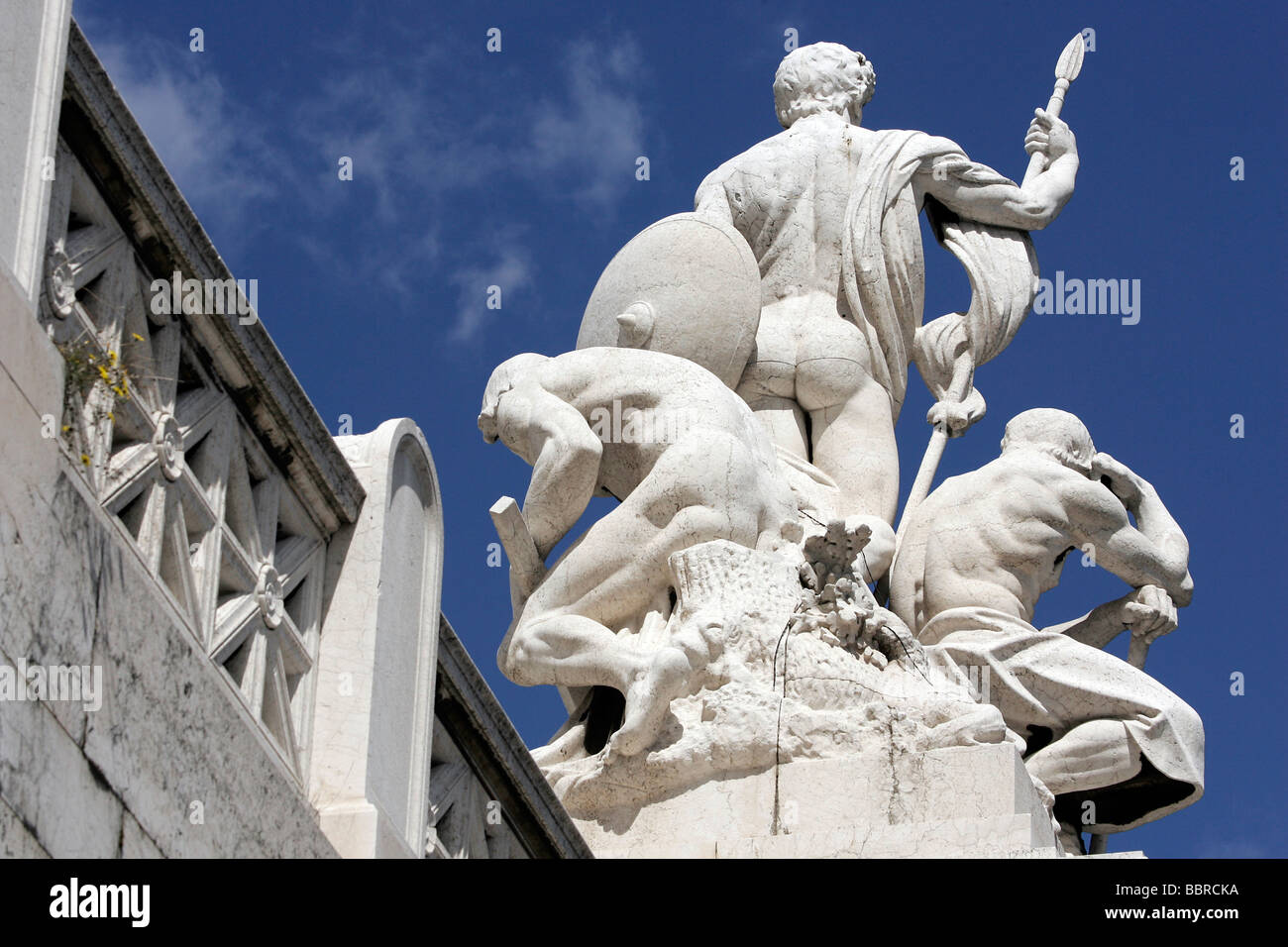 MONUMENTAL STATUE ON THE VICTOR EMMANUEL II PALACE, ROME, ITALY Stock ...