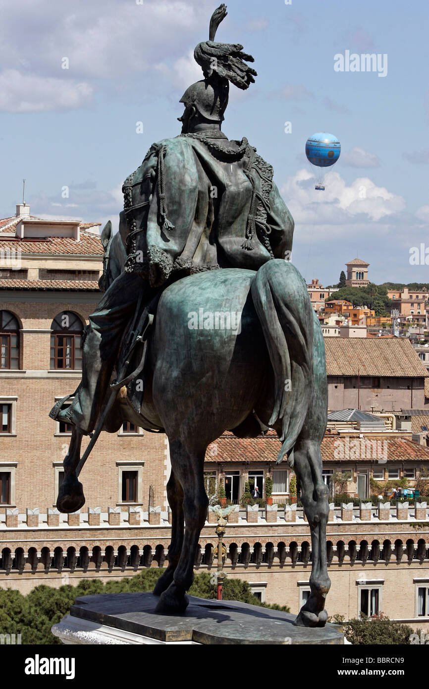 MONUMENTAL STATUE ON THE VICTOR EMMANUEL II PALACE, ROME, ITALY Stock ...
