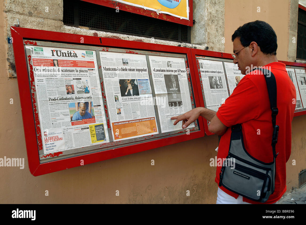 STREET SCENE, READING A NEWSPAPER, ROME Stock Photo - Alamy