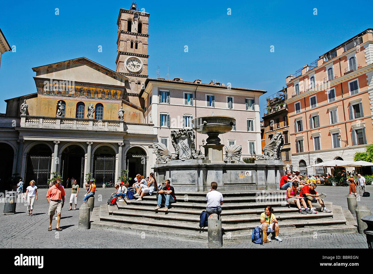 PIAZZA SANTA MARIA IN TRASTEVERE, ROME Stock Photo - Alamy