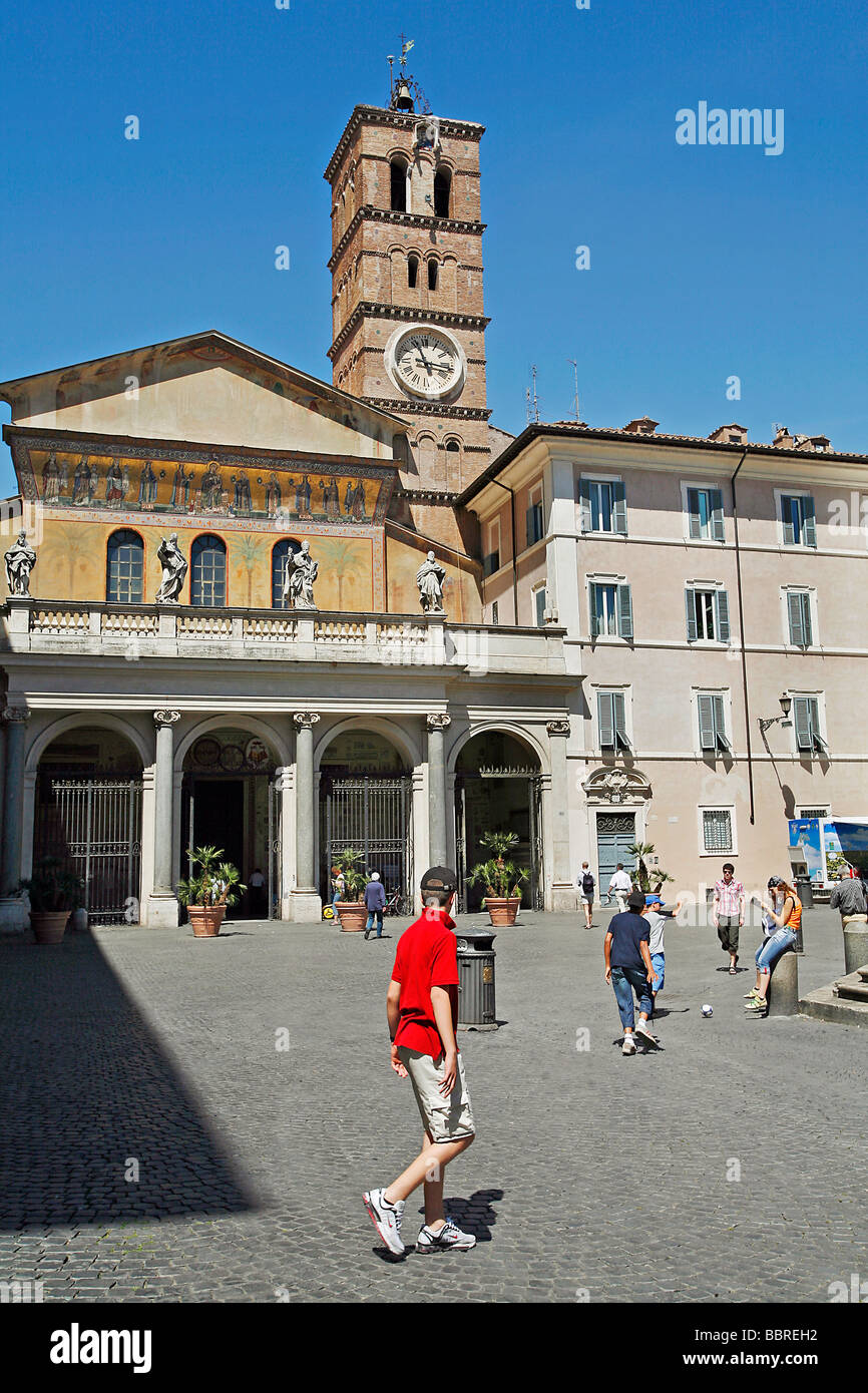 PIAZZA SANTA MARIA IN TRASTEVERE, ROME Stock Photo - Alamy
