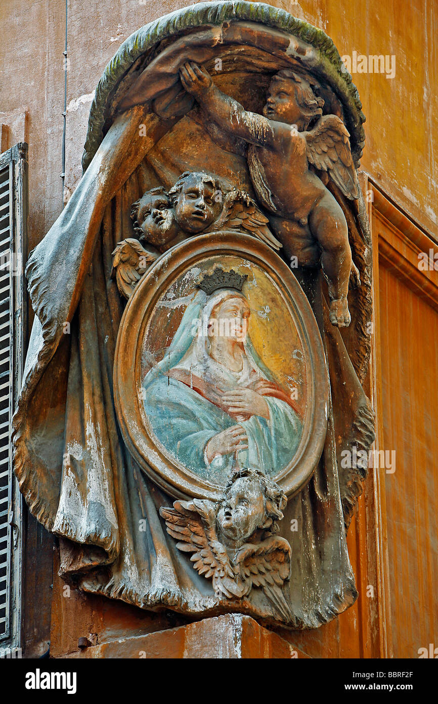 Madonna statue on house hi-res stock photography and images - Alamy