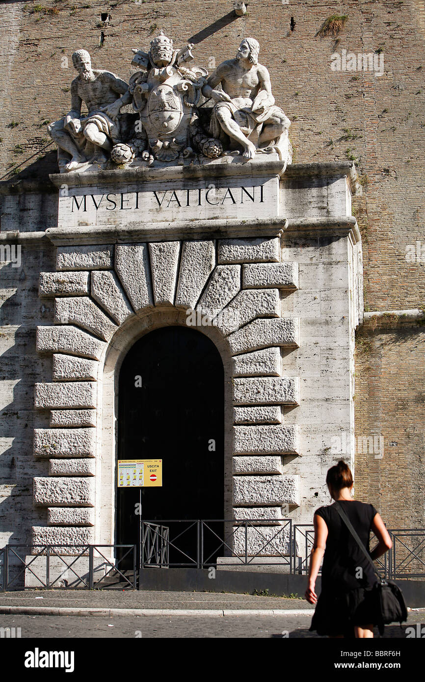 Vatican museum entrance sculpture rome hi-res stock photography and ...