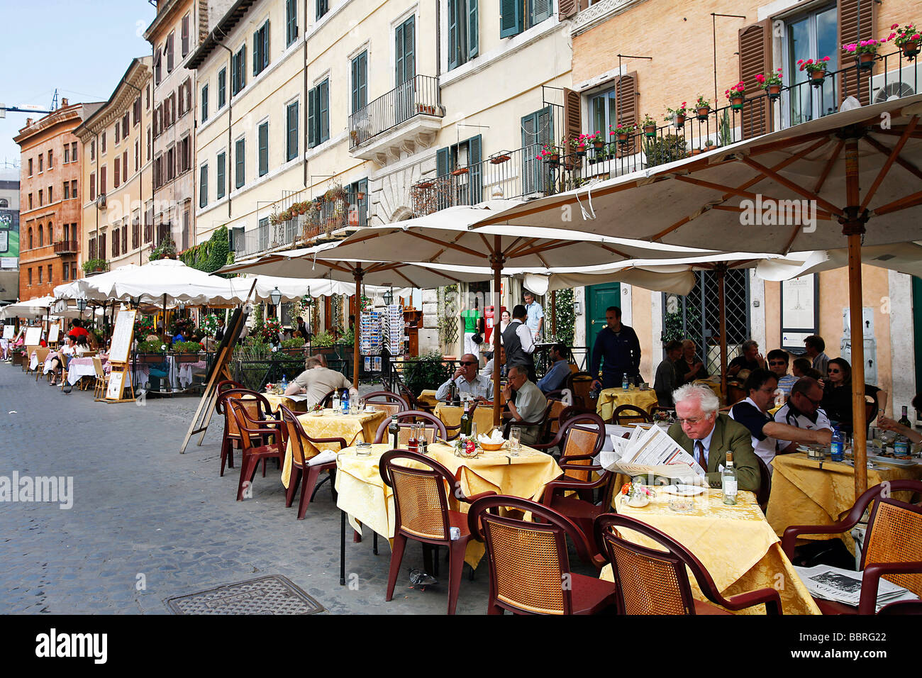 SIDEWALK CAFE, PIAZZA NAVONA, ROME Stock Photo - Alamy