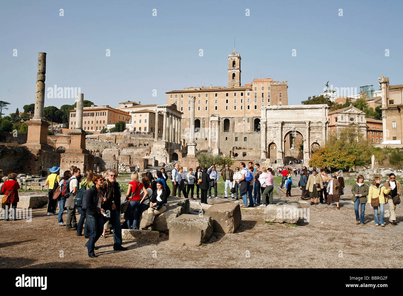 GROUP OF TOURISTS, FORO ROMANO, ROMAN FORUM, ROME Stock Photo - Alamy