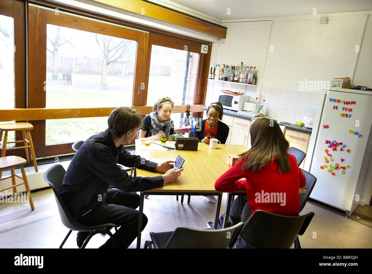 STUDENTS RELAXING IN A COMMUNAL KITCHEN IN COLLEGE RESIDENCE Stock ...