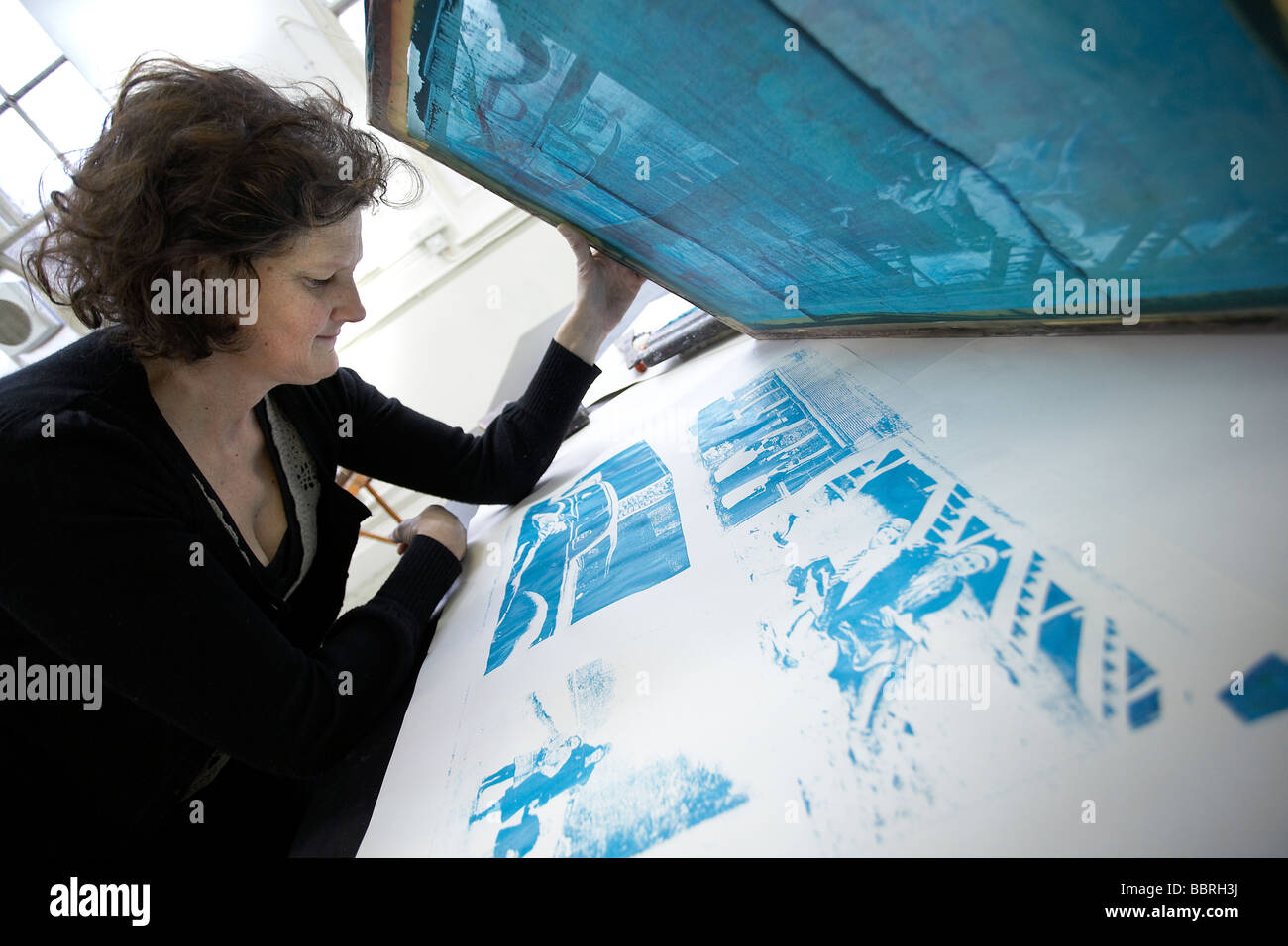MATURE ART STUDENT SCREEN PRINTING Stock Photo - Alamy