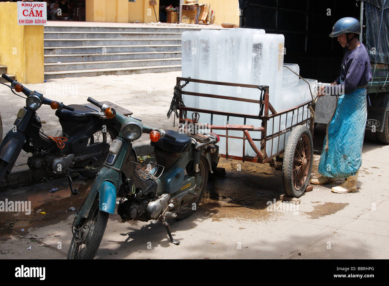 Ice delivery hi-res stock photography and images - Alamy