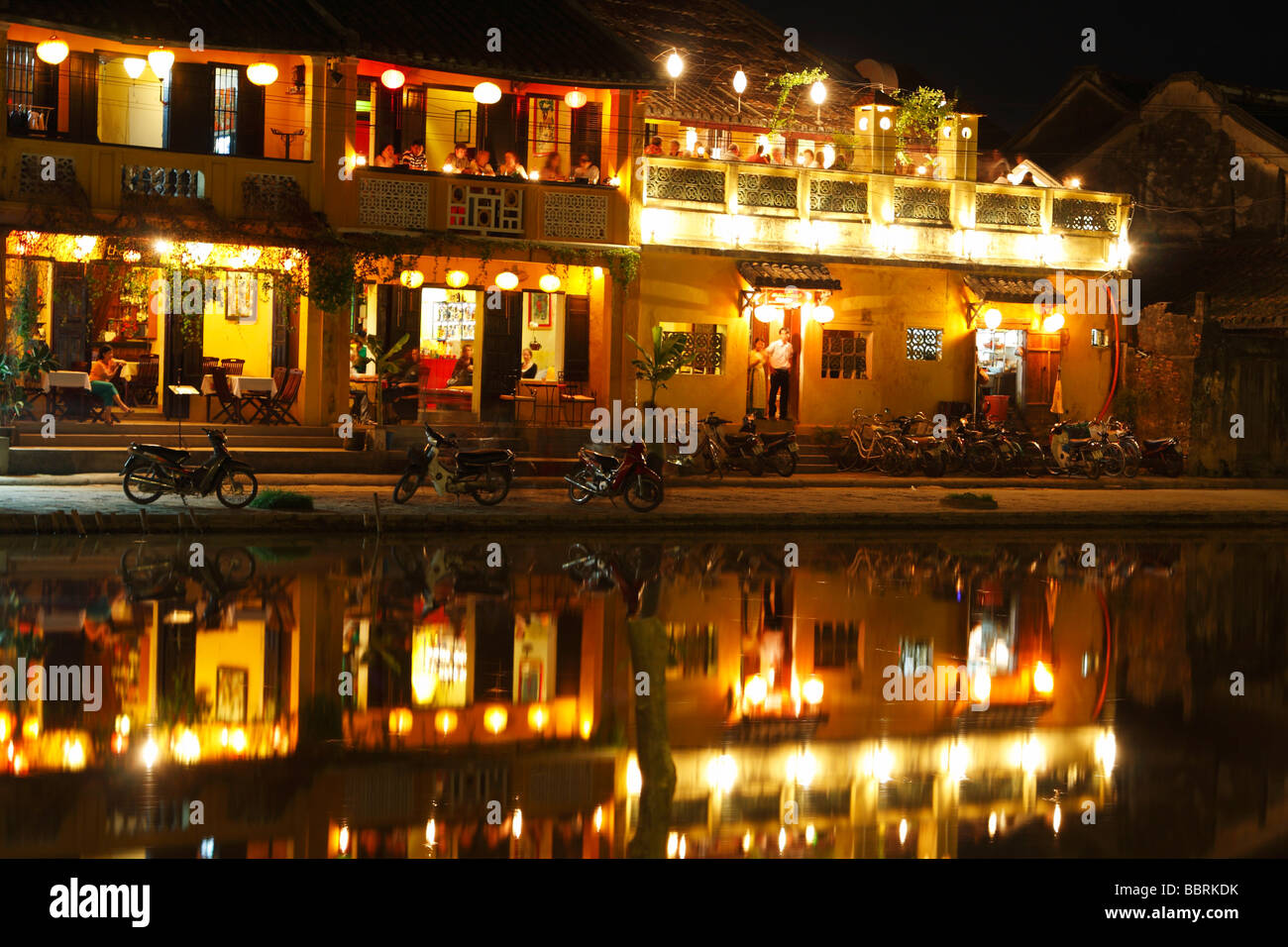 "Hoi An" riverside restaurants at night, colonial building lights ...