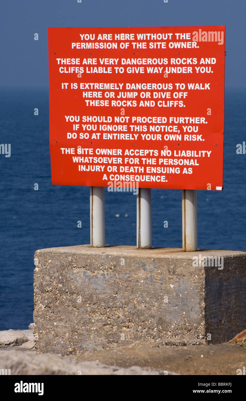 Crumbling cliff edge warning sign hi-res stock photography and images ...