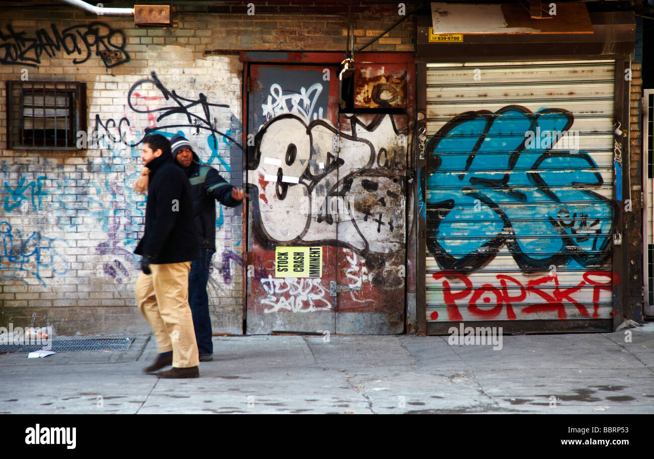 Graffiti building men standing hi-res stock photography and images - Alamy