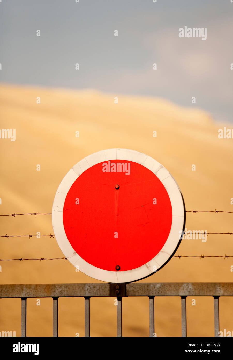 Round no entry sign hi-res stock photography and images - Alamy