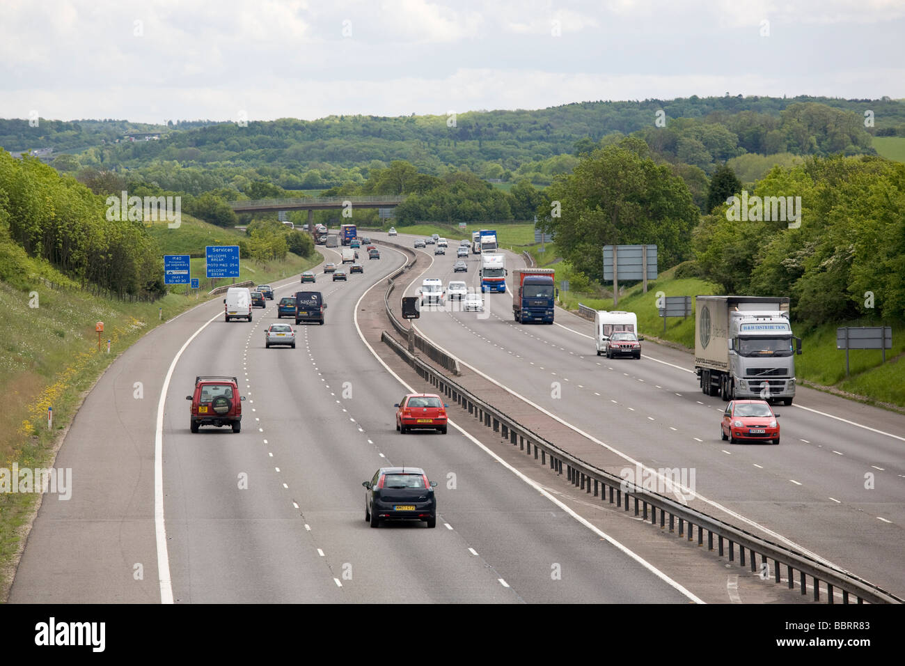 Traffic on the M40 motorway, Warwickshire, England, UK Stock Photo - Alamy