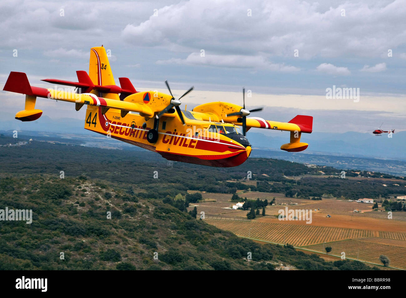 Yellow tanker plane hi-res stock photography and images - Alamy