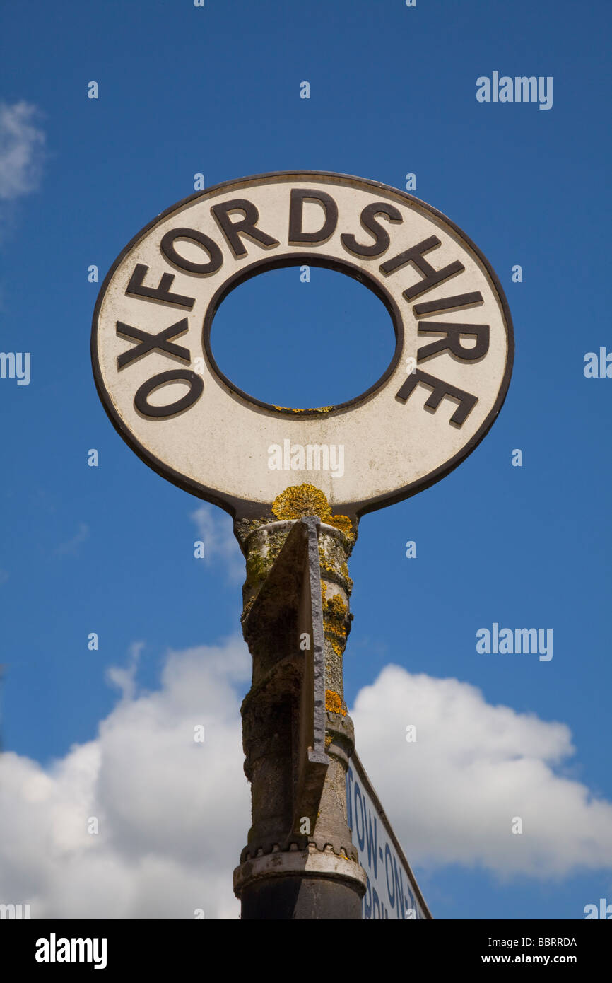 Cotswolds tourism oxfordshire street sign hi-res stock photography and ...