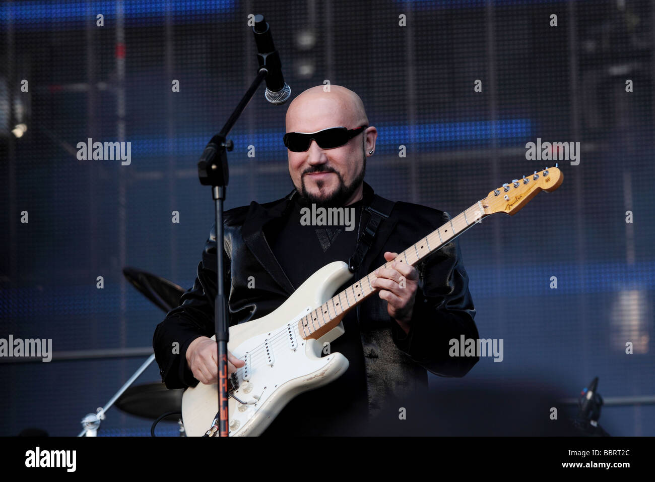 Kombi singer with guitar Stock Photo - Alamy