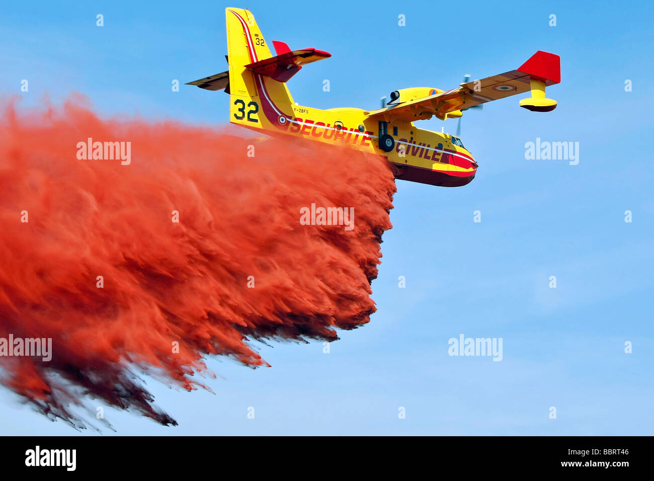 Plane dropping fire retardant hi-res stock photography and images - Alamy