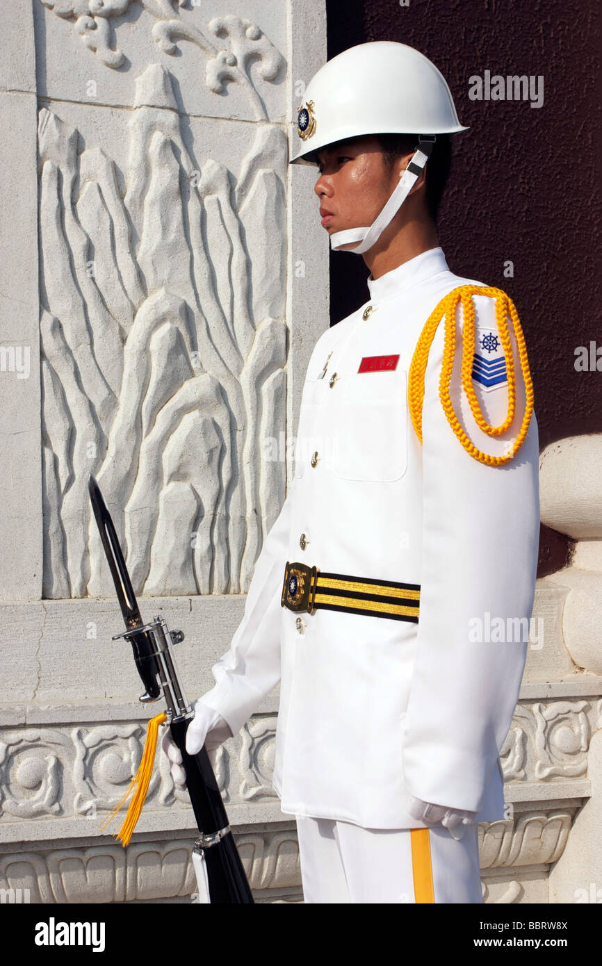 GUARD INSIDE THE MARTYR'S SHRINE, TAIPEI MONUMENT, TAIWAN Stock Photo ...