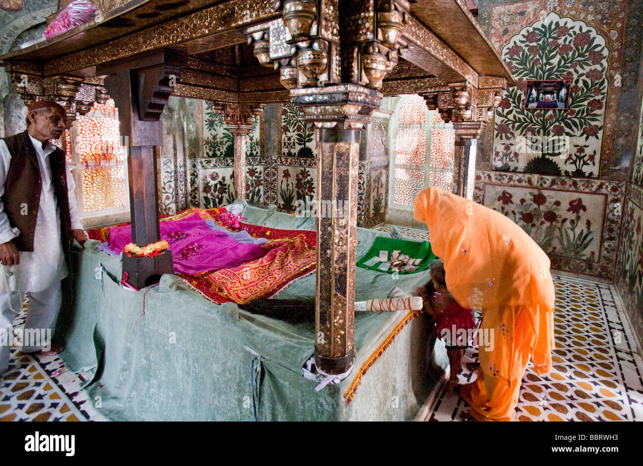 Woman Praying Inside The Tomb Of Shaikh Salim Christi Fatenpur Sikri ...