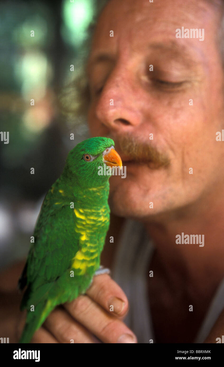 man with pet parrot daintree queensland australia Stock Photo - Alamy