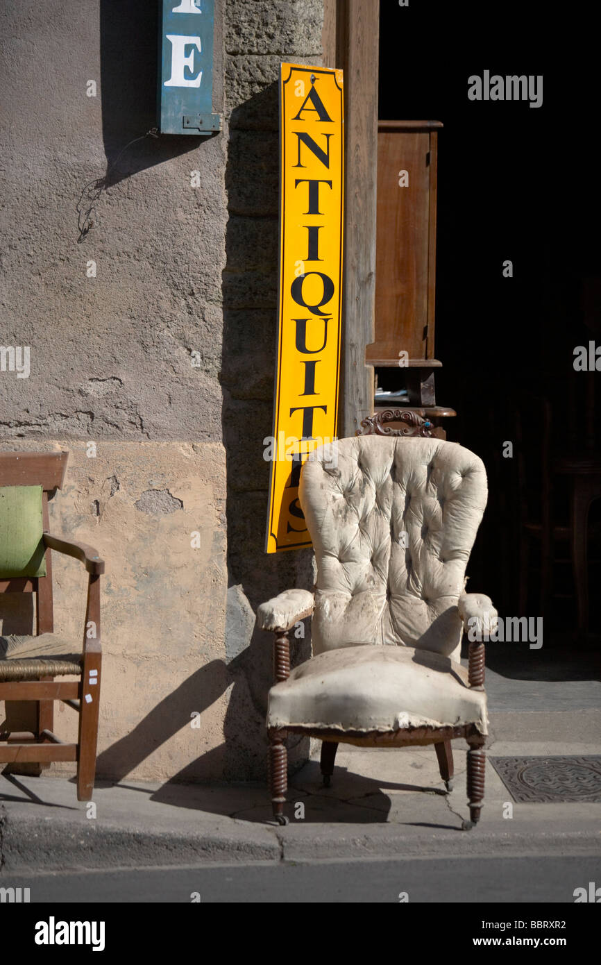 OLD CHAIR OUTSIDE A FRENCH ANTIQUE SHOP Stock Photo - Alamy